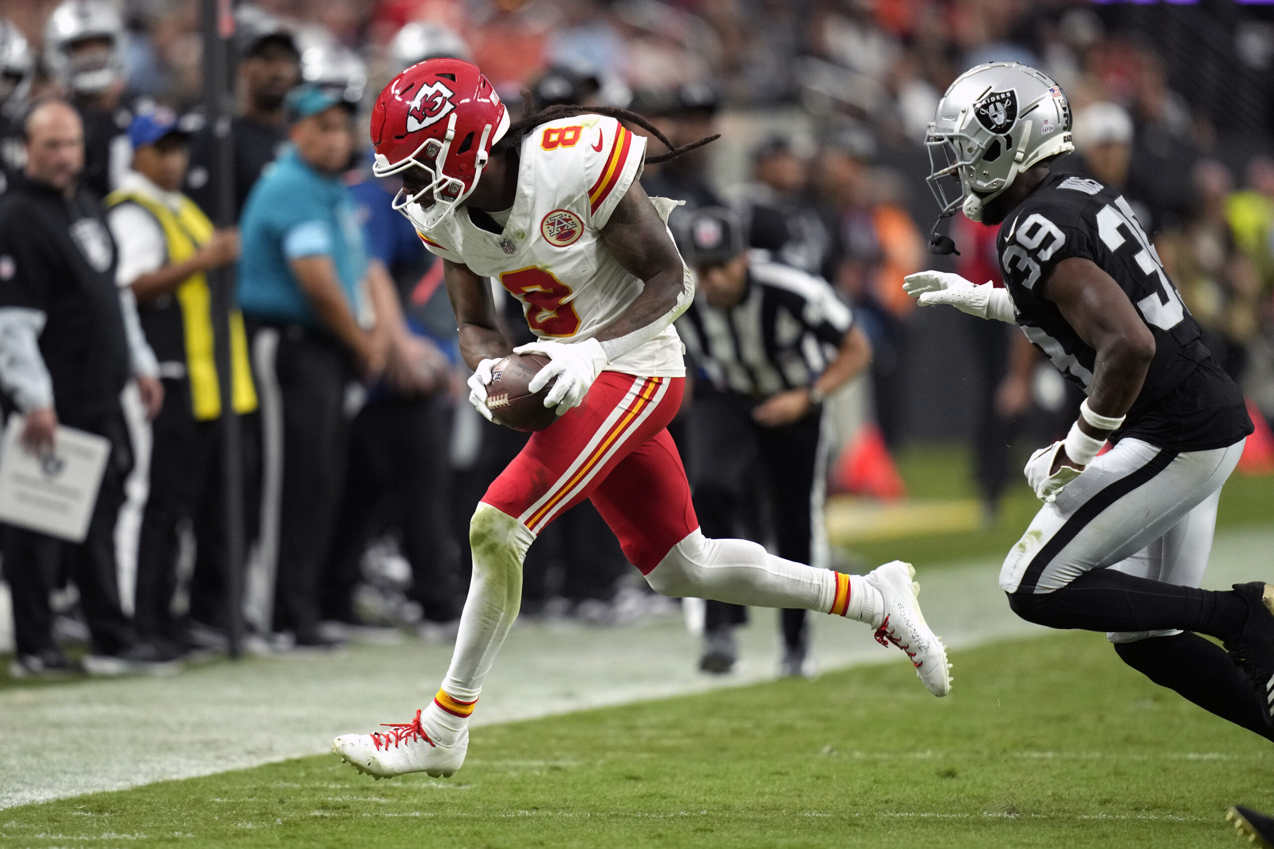 DeAndre Hopkins makes promising debut as Chiefs run win streak to 13 straight by beating the ...